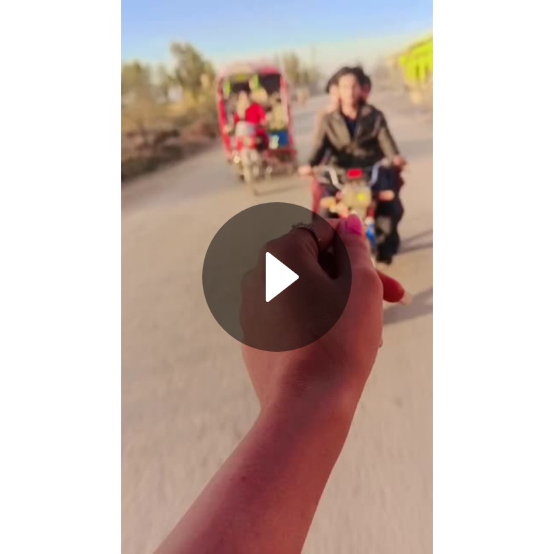 Iqra Baloch's Viral Hand Gesture Trend Explained | Video by Iqra Baloch ...