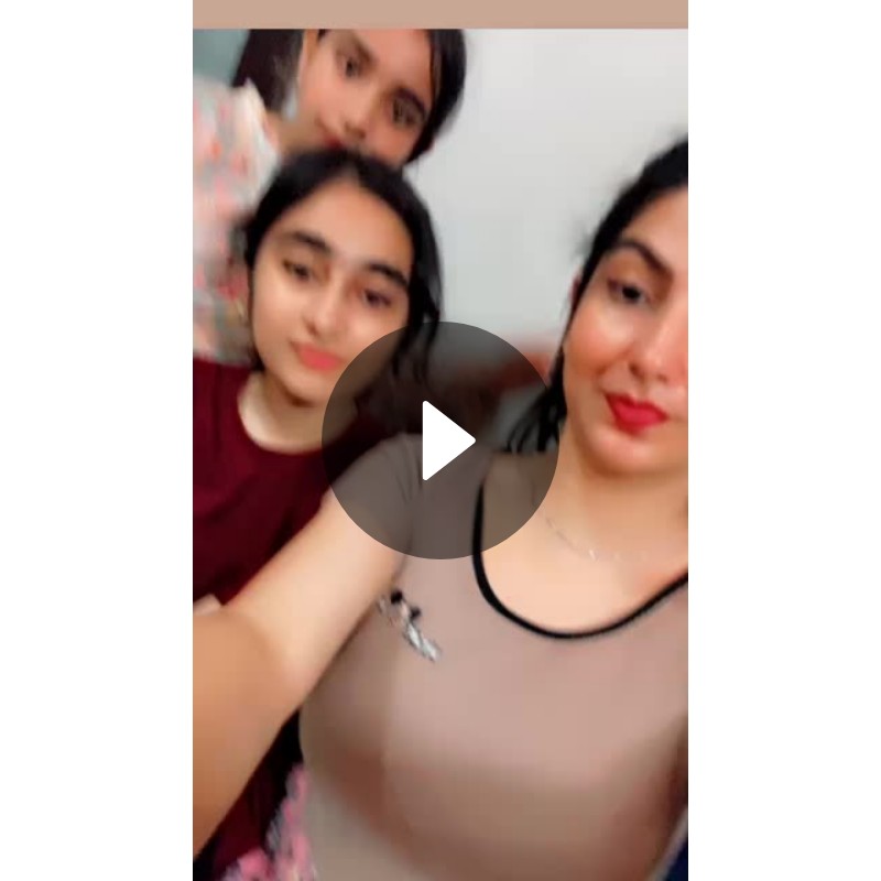 Warda Altaf's Fun Selfie Moment with Friends | Video by Warda Altaf ...