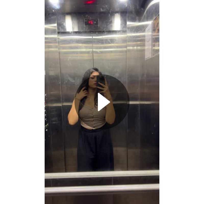 Pooja Ramesh's Stylish Elevator Selfie: How to Nail Your Mirror Selfie ...