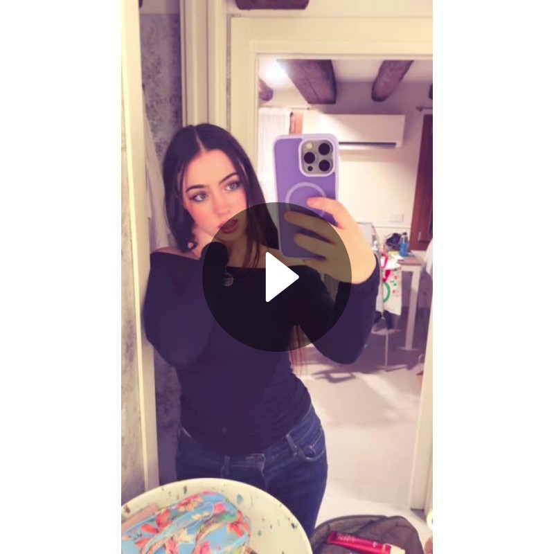 Zoey! Shows Off Her Look in Mirror Selfie | Video by zoey! (@zoeyiso)
