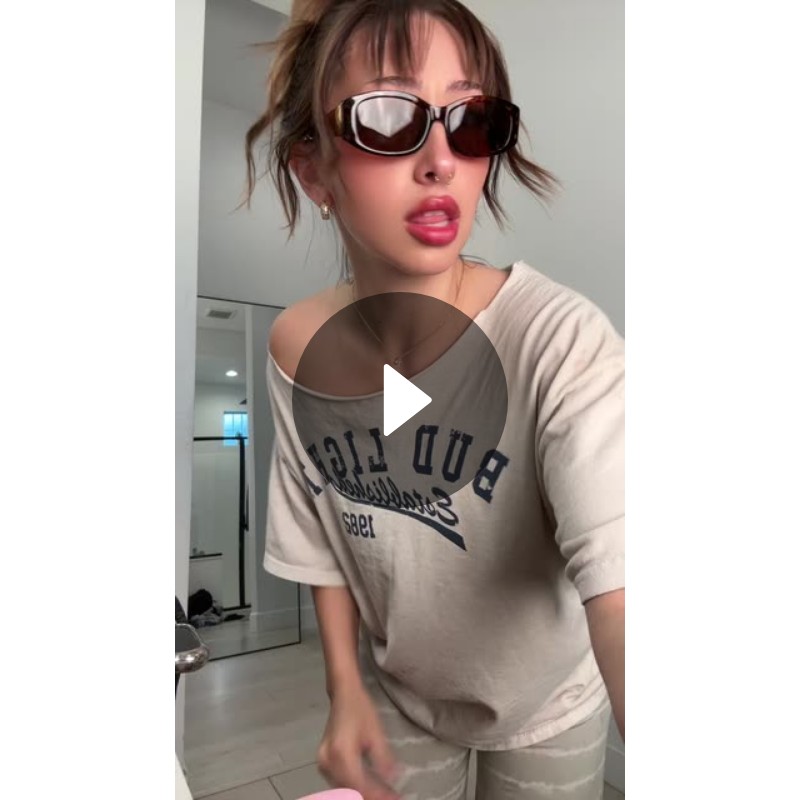 Ivy Ball's Effortless Style: How to Rock a Oversized Graphic Tee ...