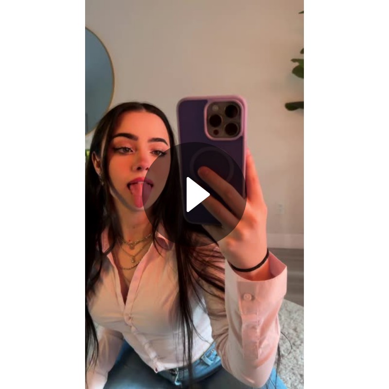 Zoey! Shows Off Her Casual Style in a Mirror Selfie | Video by zoey ...