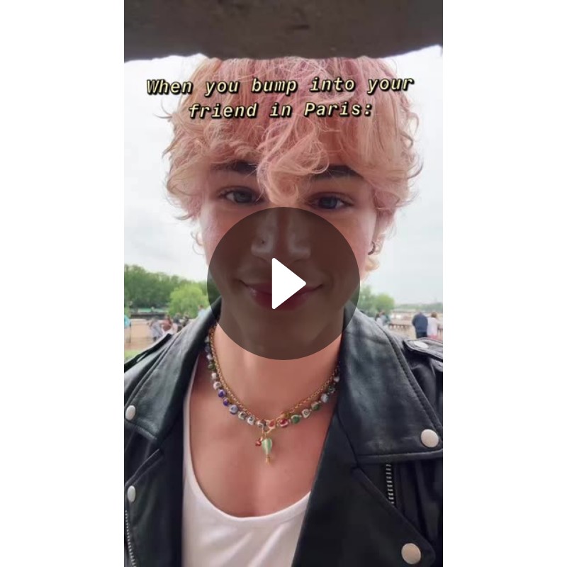 When you bump into your friend in Paris: | Spotlight on Snapchat