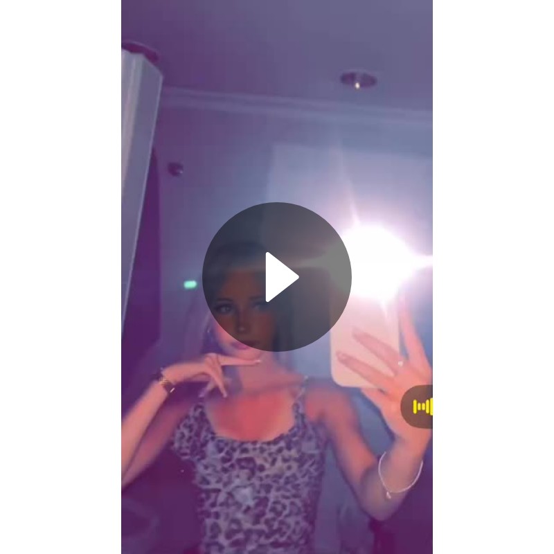 Ellas Stylish Selfie Routine: A Glimpse into Her Fashion & Confidence ...