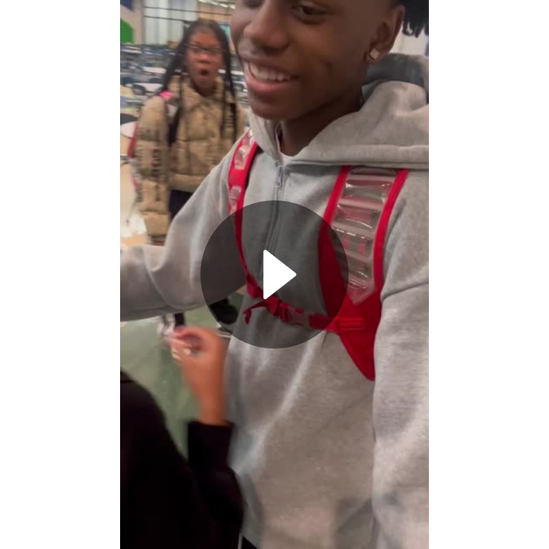 Person shopping while walking in a store. | Slime (@dam_sime) | Spotlight